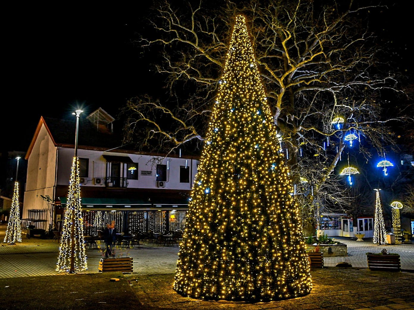 Валандово блесна во новогодишно руво со над стотина светлосни портали ...